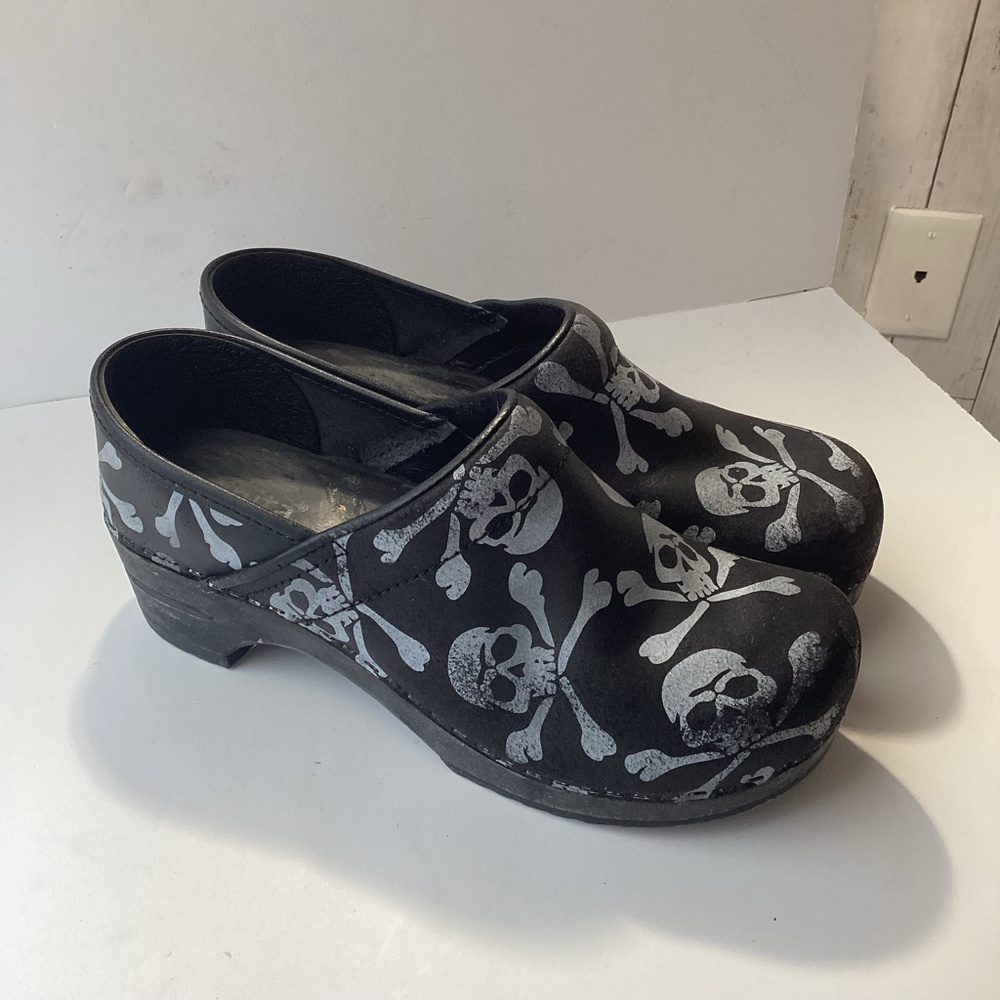 Sanita Black Skull And Crossbones Pirate Print Matte … - Gem